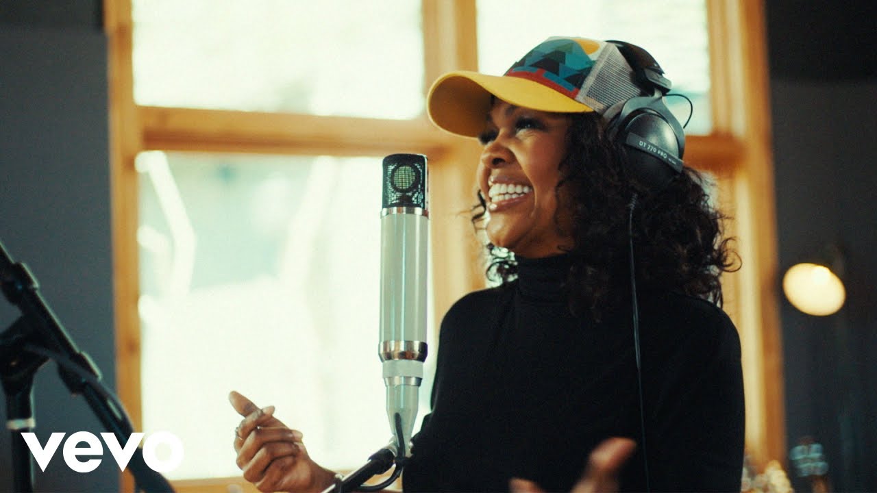 Brandon Lake, CeCe Winans - I Know A Name (with Cece Winans) (Performa ...